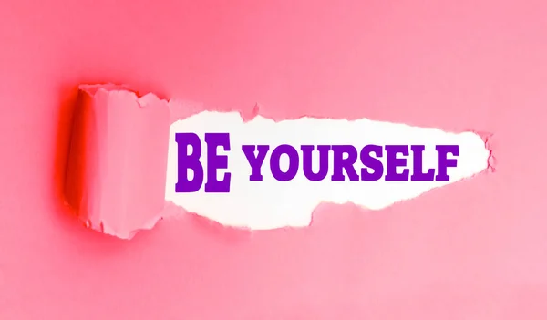 Sea usted mismo lema en papel naranja desgarrado, mensaje motivacional ...