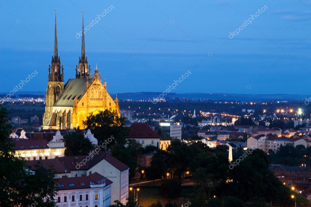 Iluminado San Pedro y Pablo Catedral de noche, Brno 2022