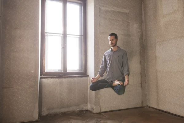 Hombre levitando fotos de stock, imágenes de Hombre levitando sin ...