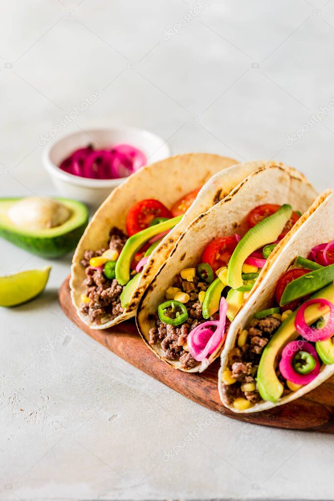 Tacos Mexicanos de Carne Picada con Verduras y Salsa de Maíz, copia ...