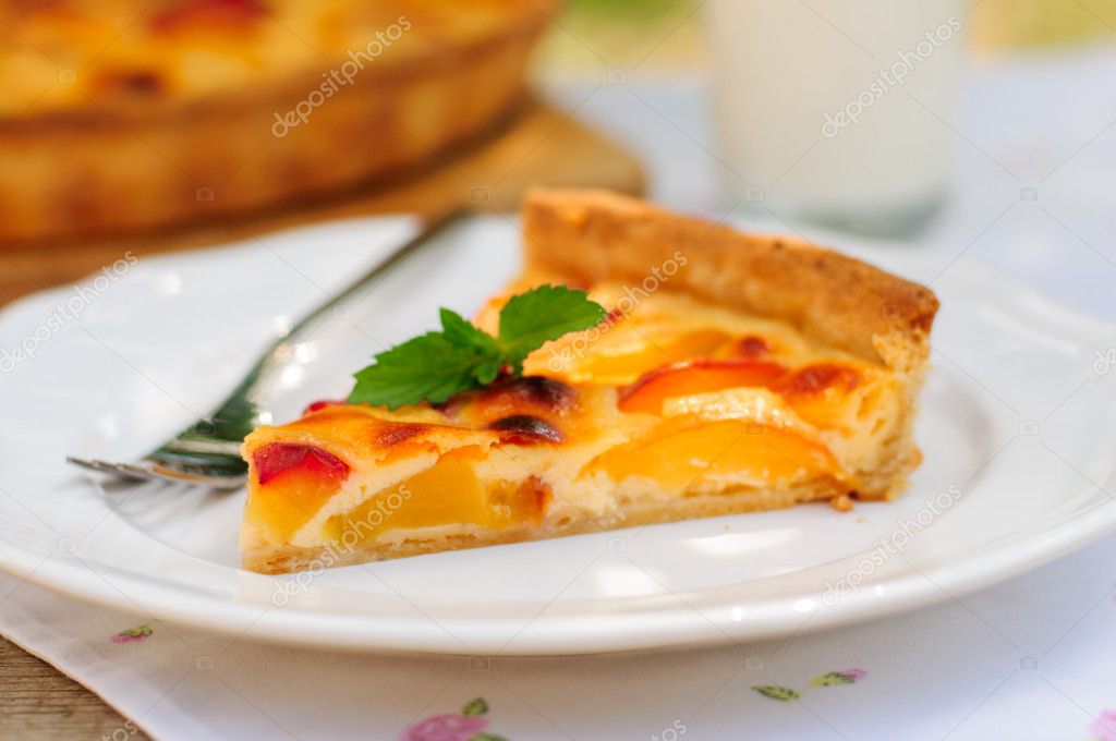 Una rebanada de pastel de crema de melocotón 2024
