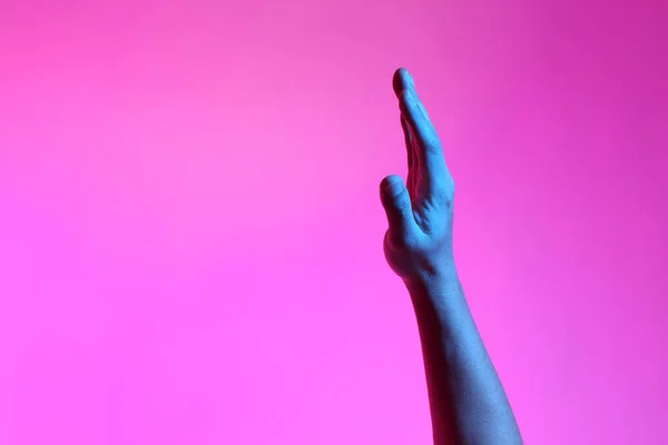 Manos Posando Sobre Fondo Blanco — Foto de stock #507609288 © kimberrywood