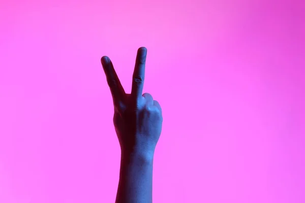 Manos Posando Sobre Fondo Blanco — Foto de stock #507609288 © kimberrywood