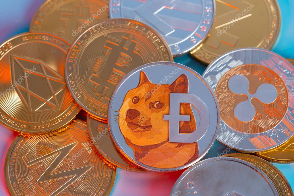 Dogecoin DOGE grupo incluido con Bitcoin moneda criptomoneda, Ethereum ETH, Binance Coin, Zcash ...