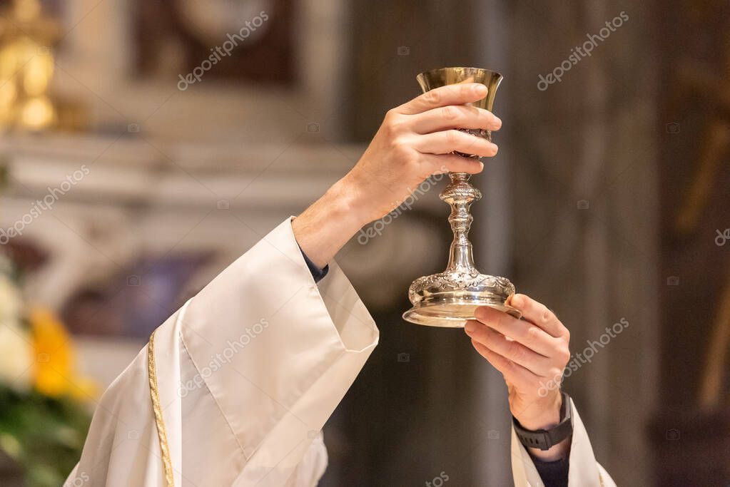 La elevación del cáliz con el vino sacramental durante la liturgia ...
