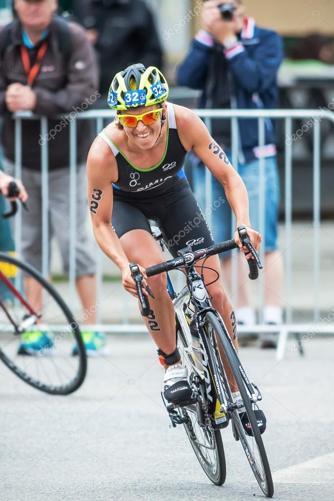 Mateja Simic de Eslovaquia primero fuera de una curva en el ciclismo i 2022