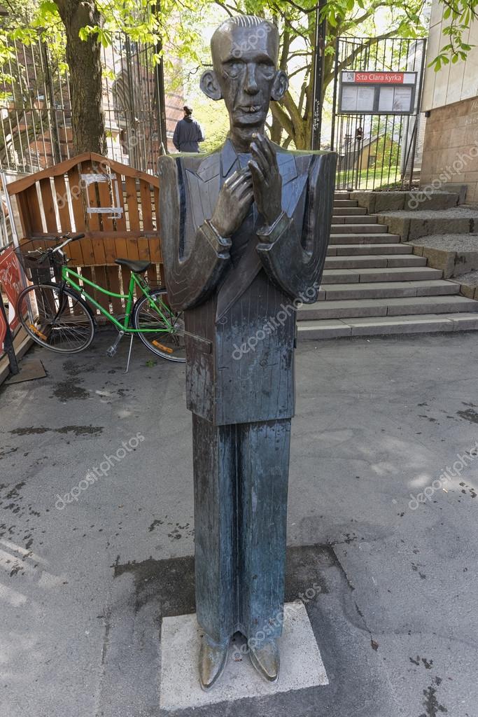 Estatua del escritor y poeta Nils Ferlin en la plaza Nils Ferlin 2022