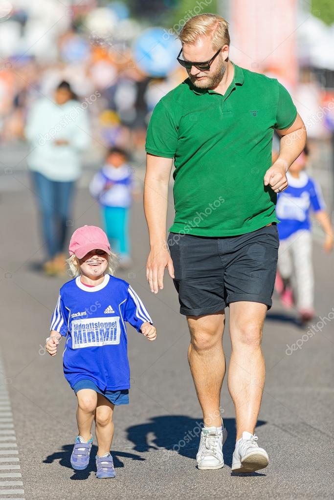 Dad keeping pace with his kid at the Minimil for the youngest ru ...