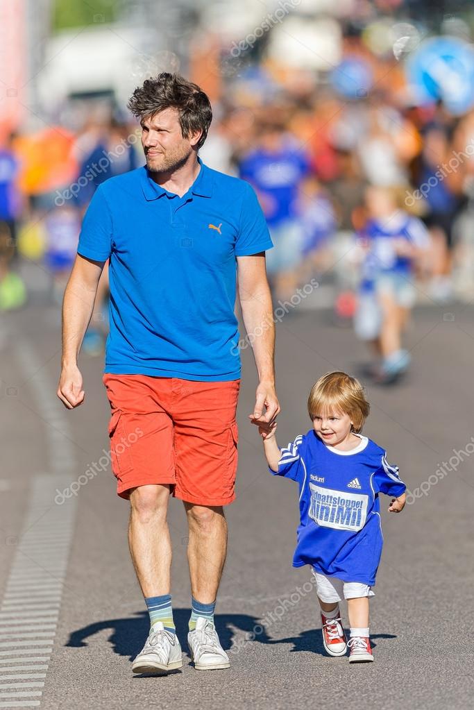 Dad keeping pace with his kid at the Minimil for the youngest ru ...