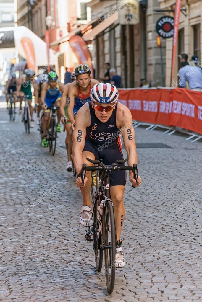 Hunter Lussi from the USA leading a peleton at the Men's ITU Wor ...
