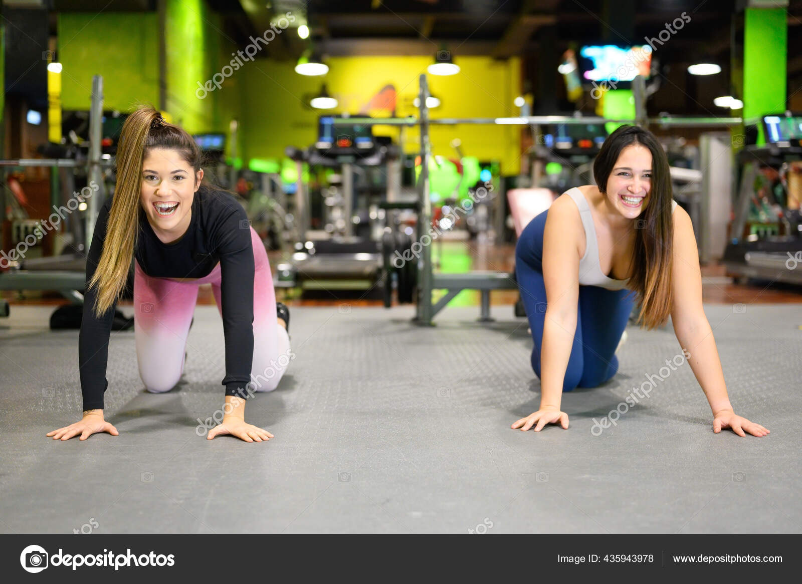 Two young women doing high planks in gym. — Stock Photo © herraez ...