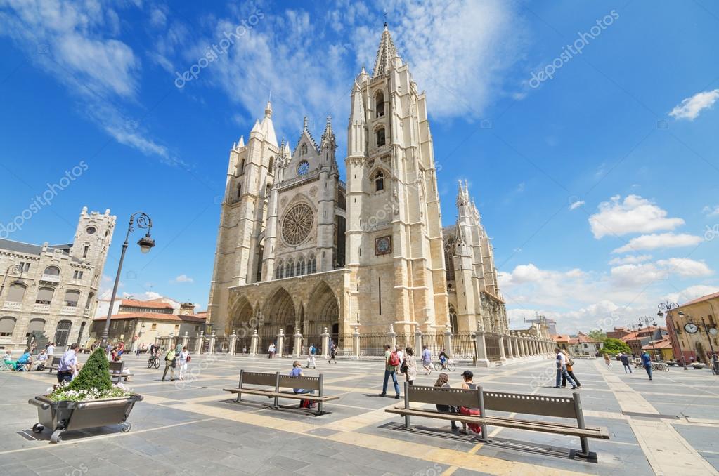 Turismo visitando la famosa Catedral de León, Castilla y León, España ...