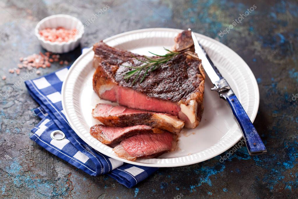Filete de vaquero a la parrilla o ojo de costilla rebanado en un plato ...