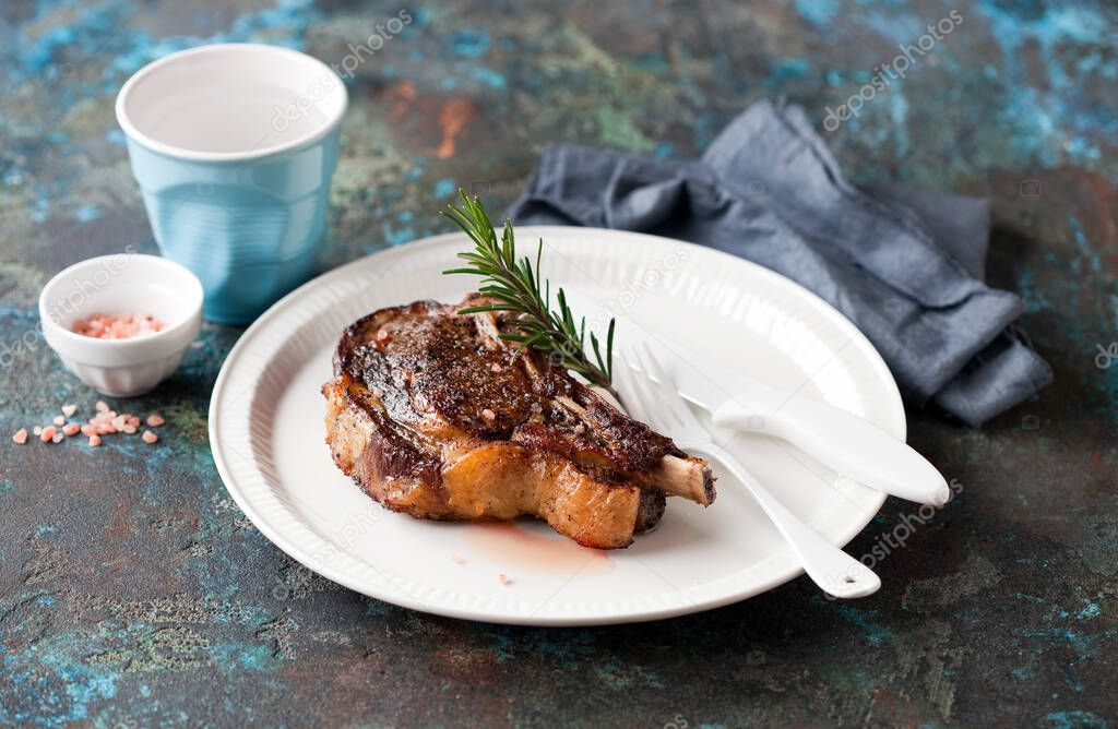 Vaquero a la parrilla o filete de costilla en un plato, enfoque ...