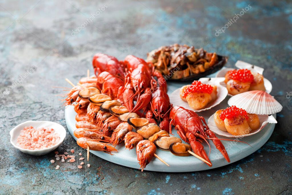 Bandeja de mariscos. Surtido de mariscos - langostinos ahumados y ...