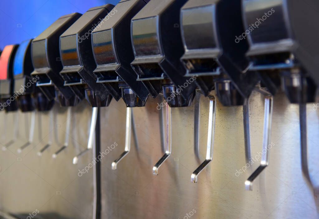 M quina autom tica de llenado de bebidas carbonatadas en tazas. 2024