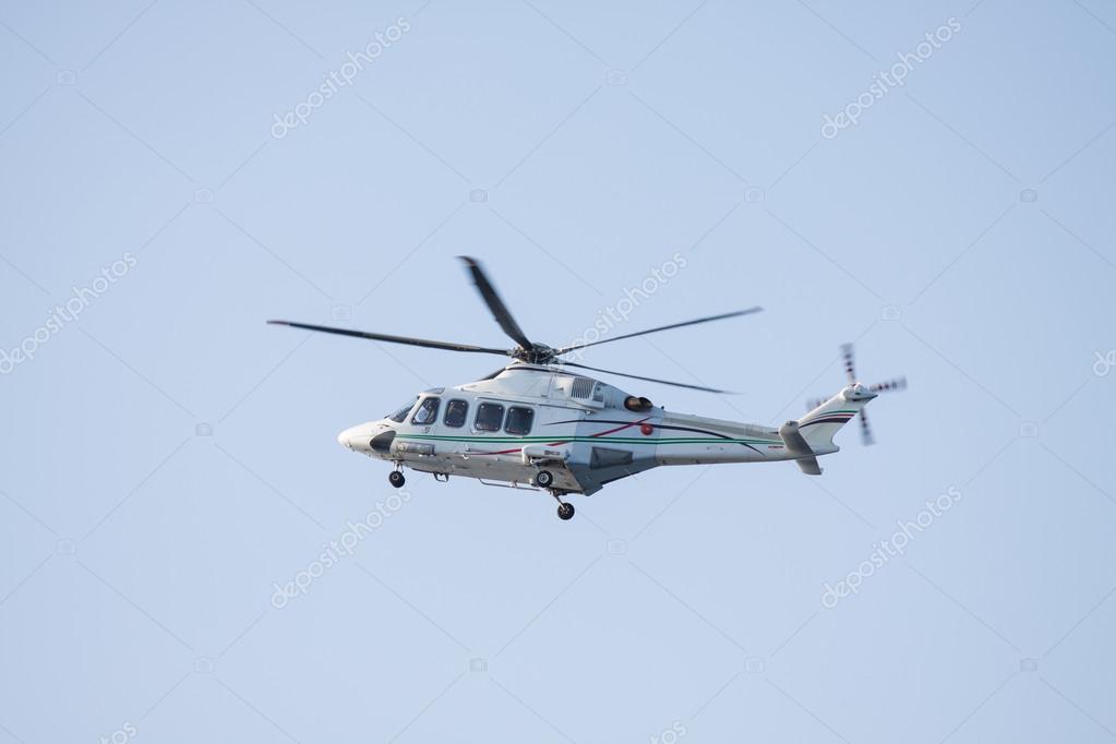 Helic ptero aterrizando en plataforma offshore. Equipos de transferencia de helic pteros o ...