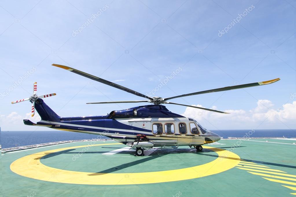 Helic ptero aterrizando en plataforma offshore. Equipos de transferencia de helic pteros o ...