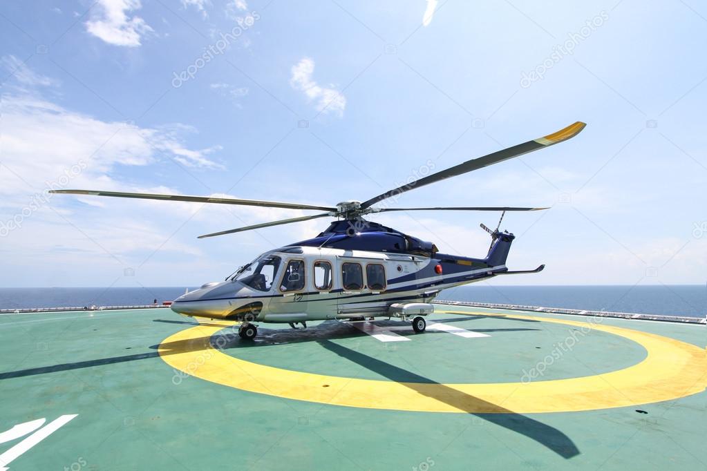 Helic ptero aterrizando en plataforma offshore. Equipos de transferencia de helic pteros o ...