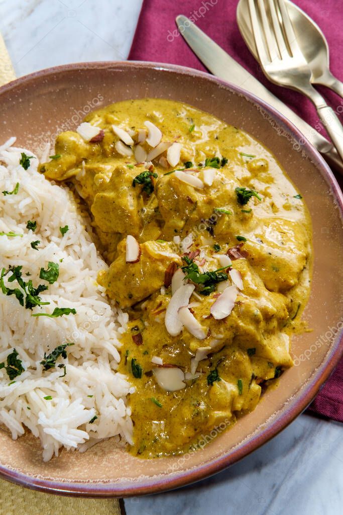 Auténtico curry de korma de pollo indio con arroz jazmín 2022
