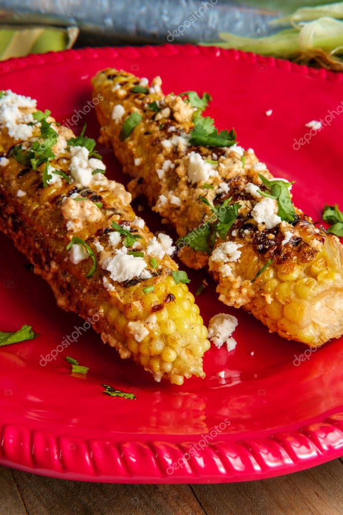 Maíz callejero mexicano también conocido como elote servido con ...