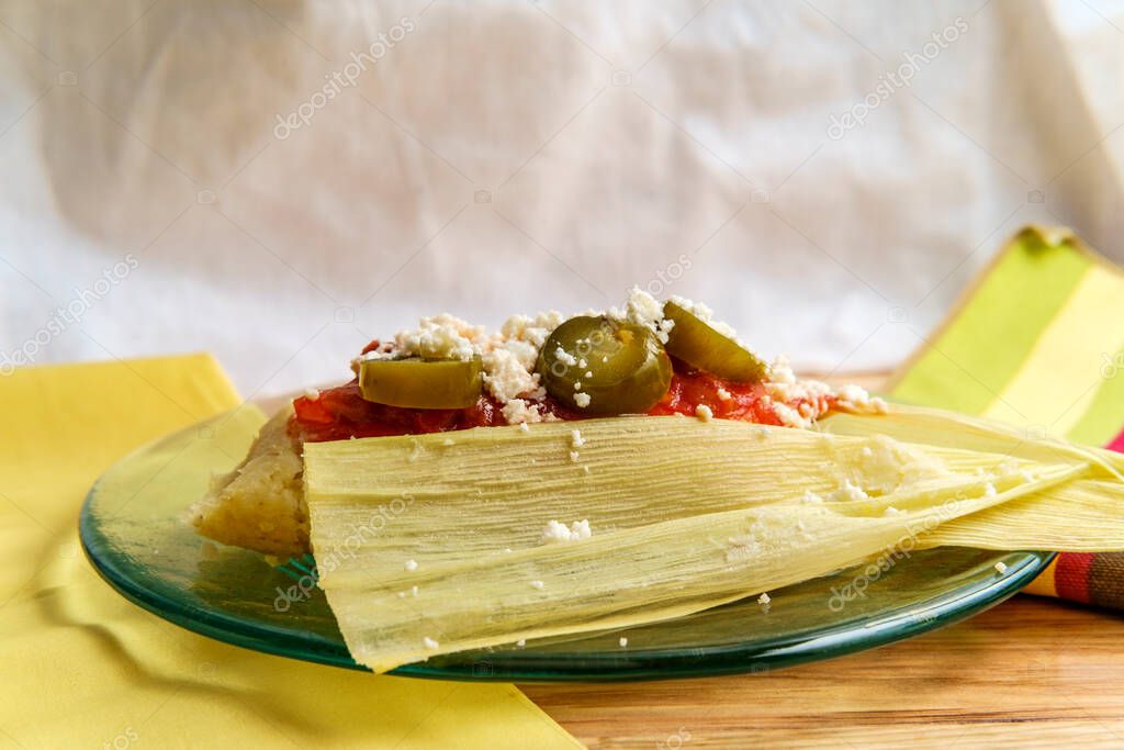 Tamales mexicanos de masa de chile y queso al vapor envueltos en ...