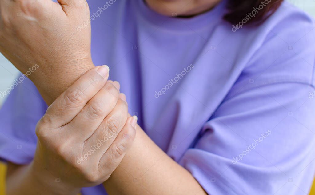 Mujer usando la mano para sostener a los demás en el brazo y sentir ...