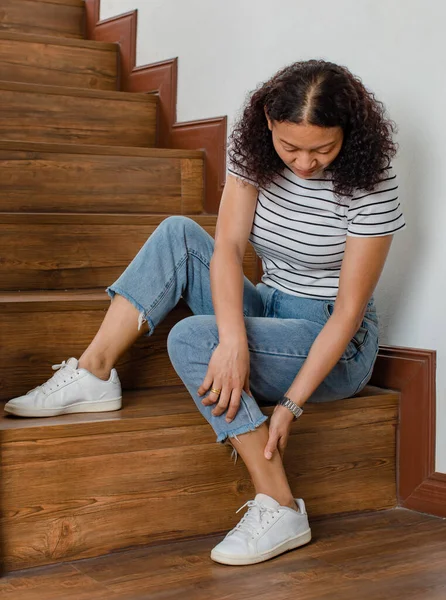 La mujer no puede subir las escaleras, se detiene y usa la pierna de la ...