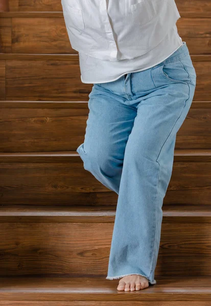 Pies caminando por las escaleras con un gesto inestable. Concepto de s ...