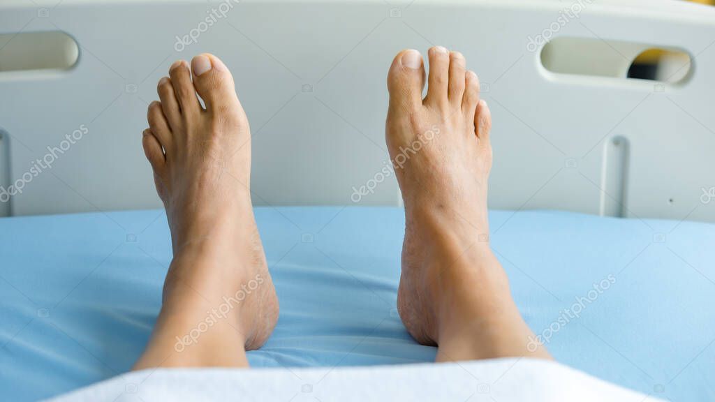 Pies de paciente en la cama en la habitación del hospital. Concepto de ...