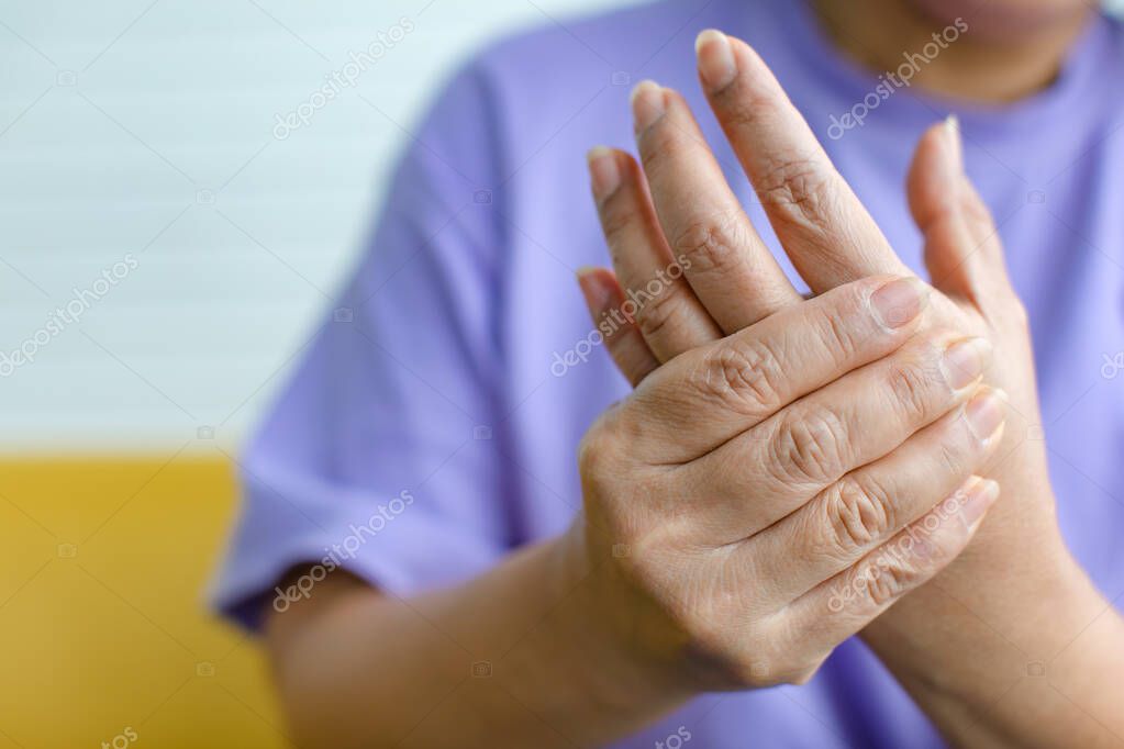 Mujer que usa la mano para sostener la palma de su mano con dolor ...