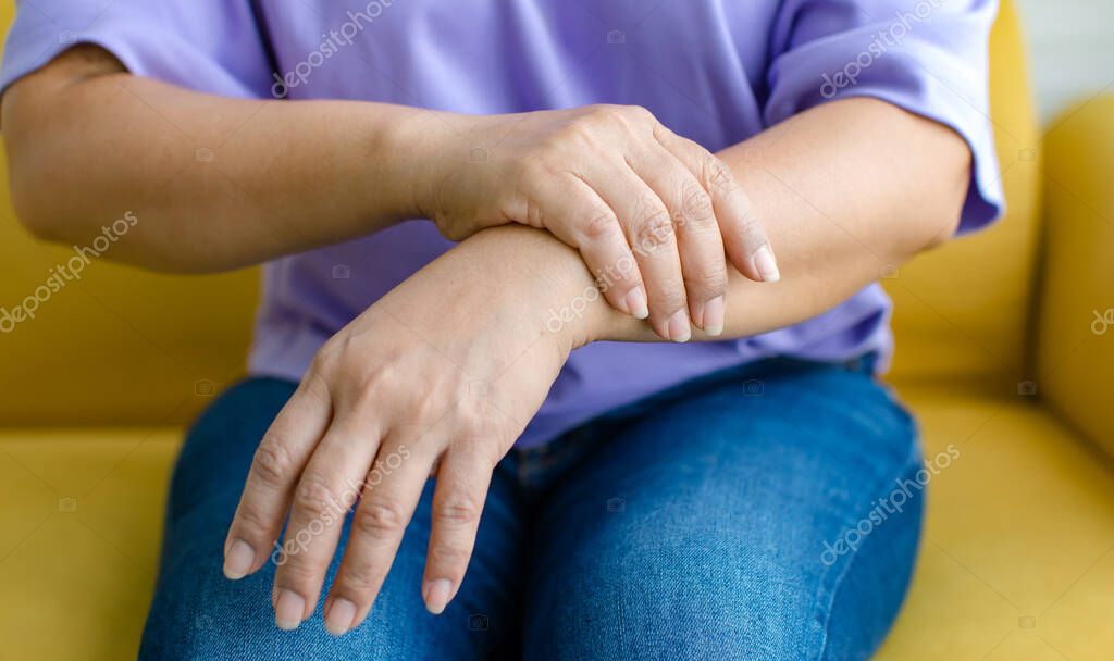 Mujer que usa la mano para sostener a otro su brazo con dolor, dolor y ...
