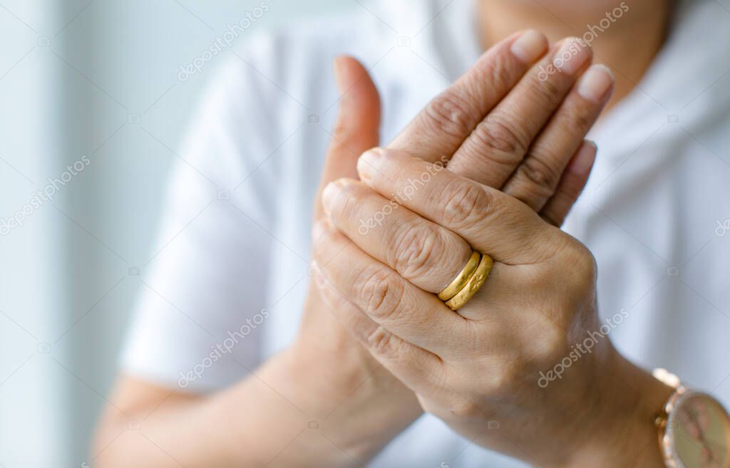 Mujer que usa la mano para sostener otra palma con dolor, sufrimiento ...