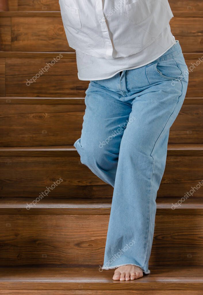 Pies caminando por las escaleras con un gesto inestable. Concepto de s ...
