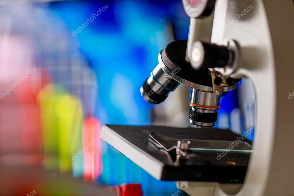 Microscopio científico moderno con tres objetivos selectivos para ...