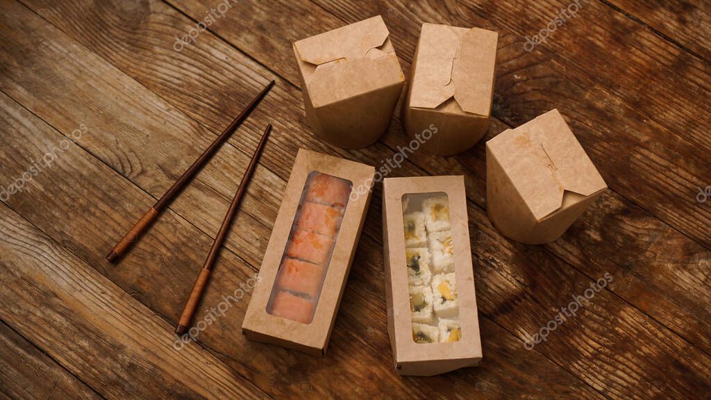 Entrega de comida asiática. Embalaje para sushi y woks. Alimentos en ...