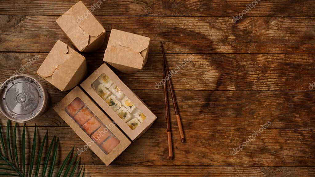 Entrega de comida asiática. Embalaje para sushi y woks. Alimentos en ...