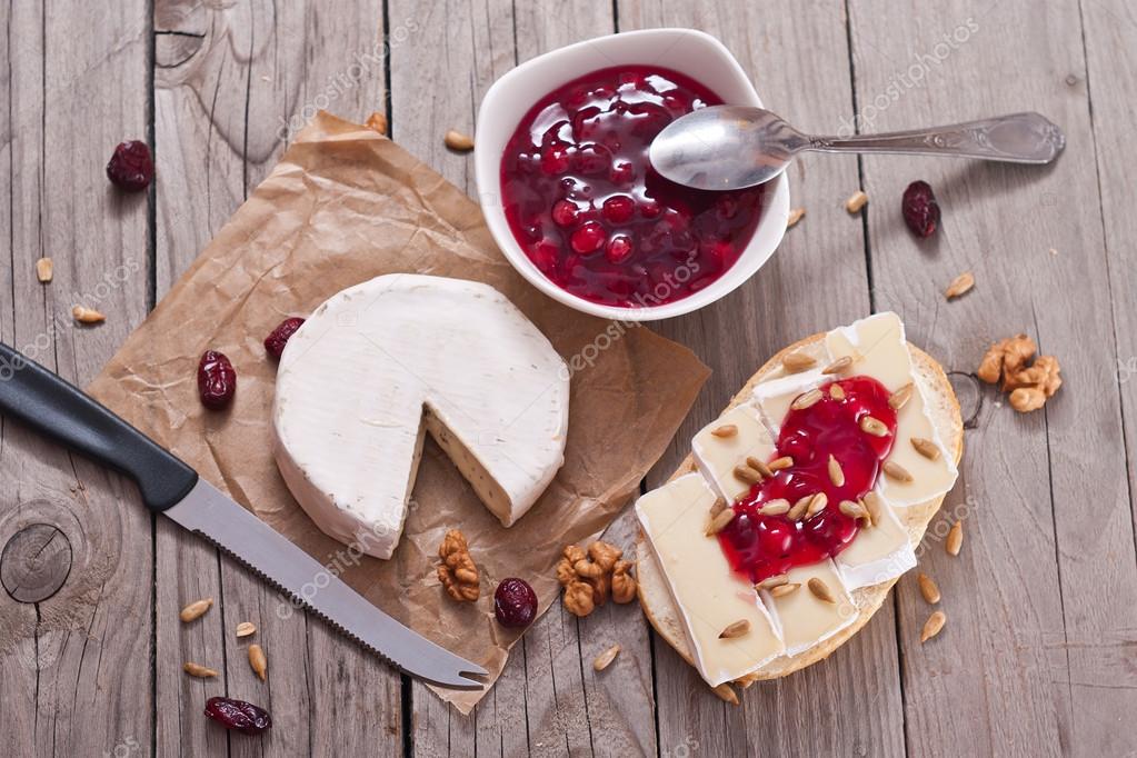 pan servido con camembert y arándano. 2022