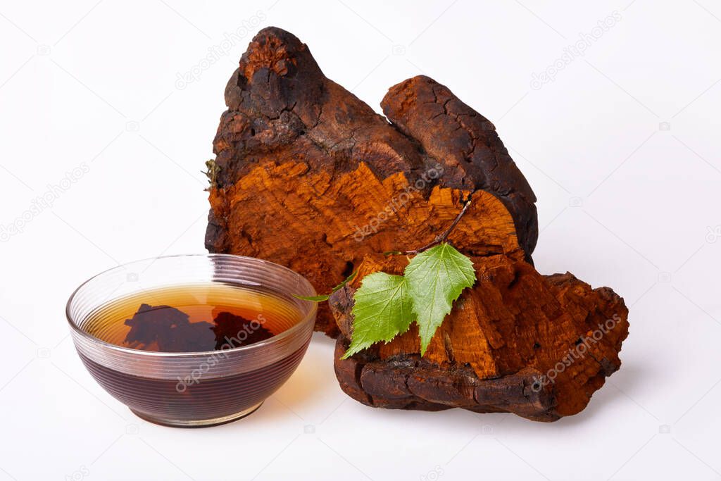 Té natural de champiñones Chaga caliente en un tazón de vidrio aislado ...