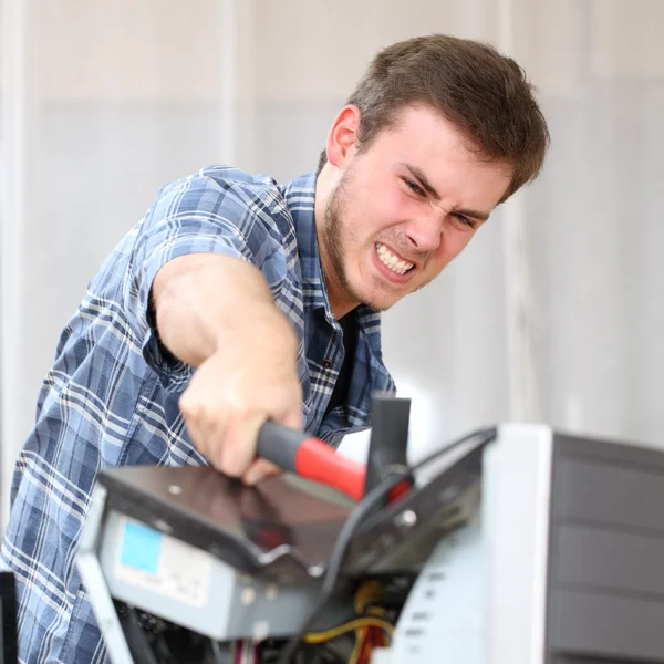 44 imágenes de Computer crashing libres de derechos | Depositphotos