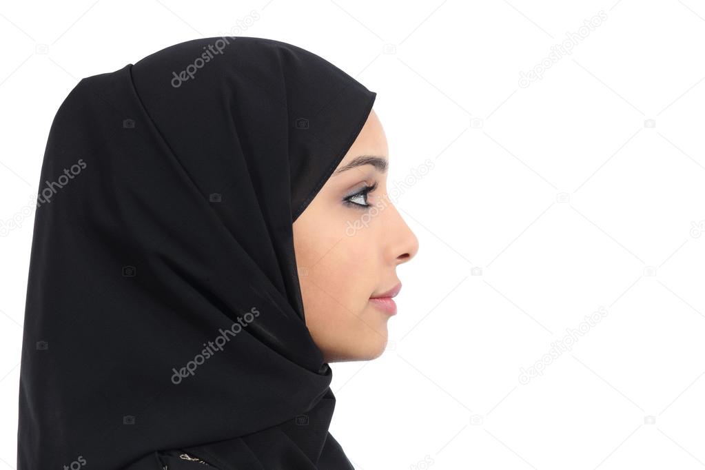 Profile of an arab saudi emirates woman — Stock Photo © AntonioGuillemF ...
