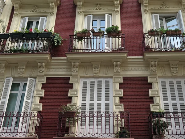 Balcones coloniales fotos de stock, imágenes de Balcones coloniales sin ...