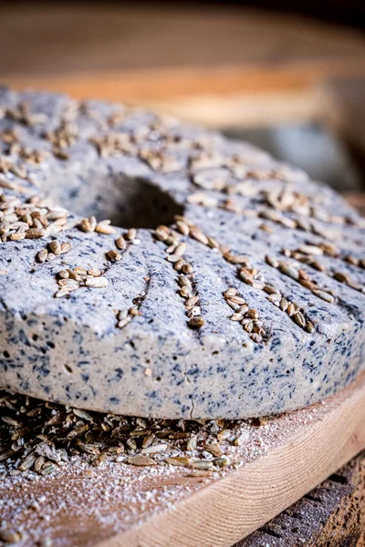 Device for the manufacture of flour of the old type. stone millstones ...