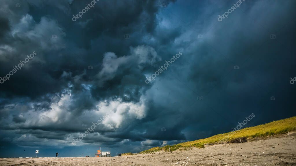 Detalles de la amenazante tormenta de verano en las playas de arena de ...