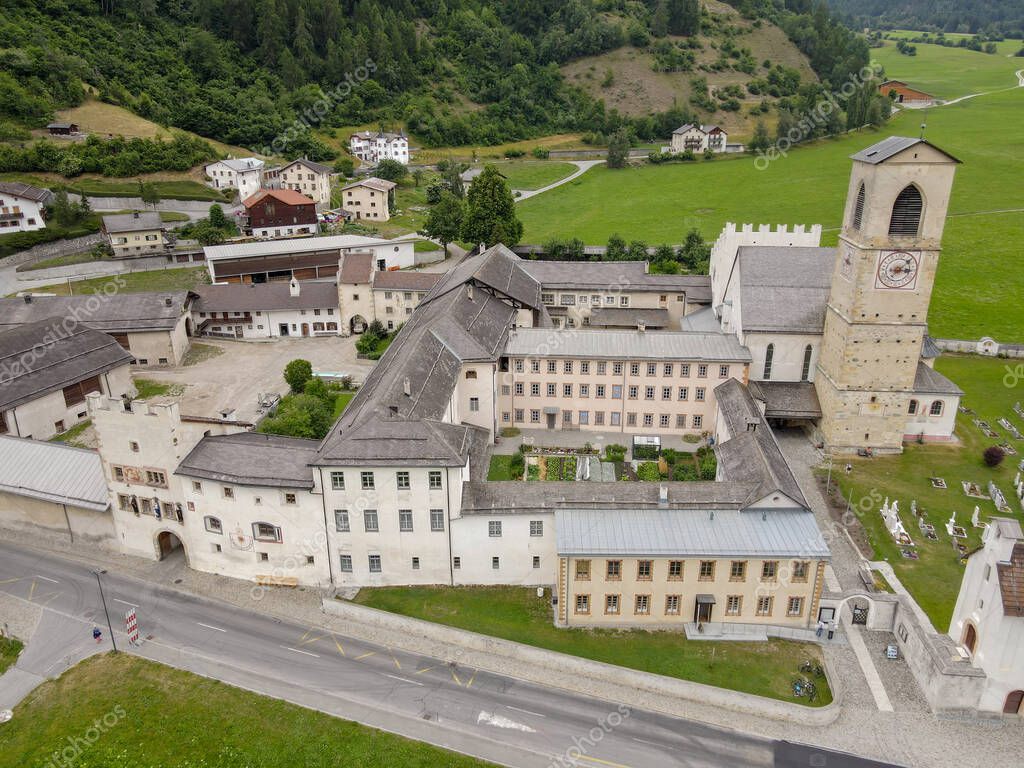 Convento Benedictino de San Juan en Mustair en los Alpes Suizos ...