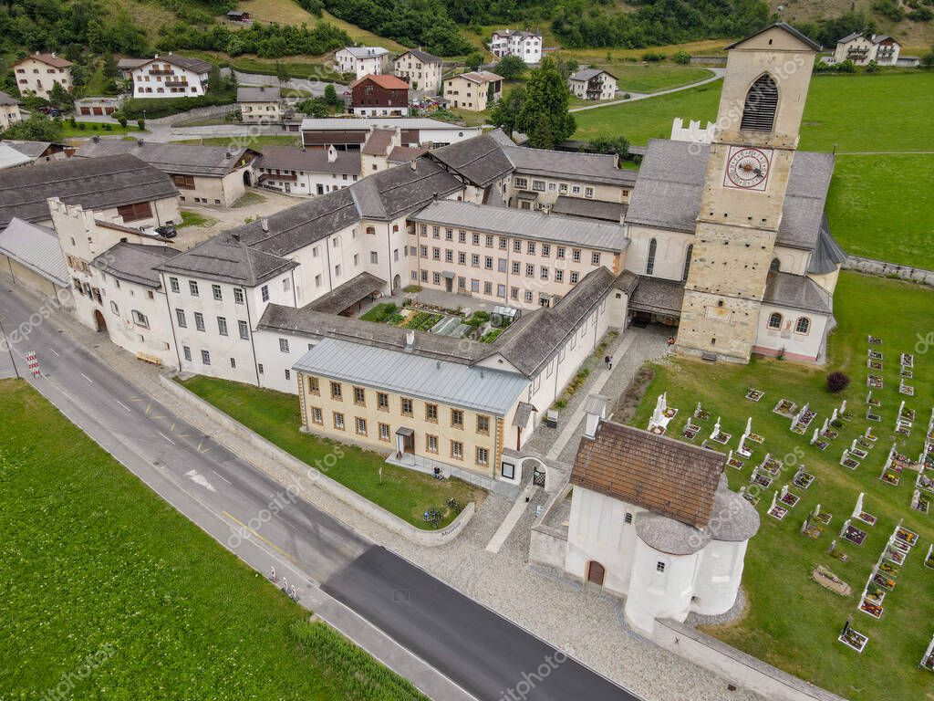 Convento Benedictino de San Juan en Mustair en los Alpes Suizos ...