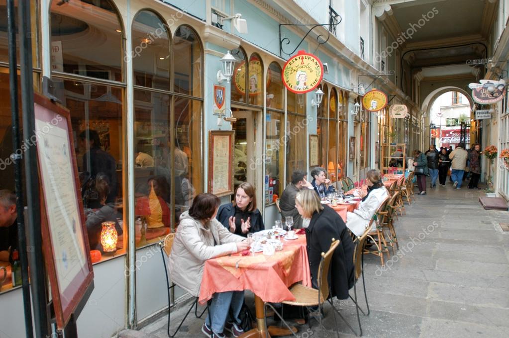 Gente comiendo y bebiendo en un restaurante calle de París — Foto ...