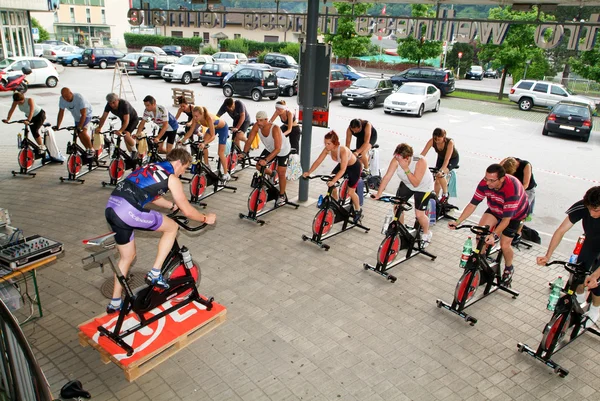 300+ imagens de Pessoas pedalando sem royalties | Depositphotos