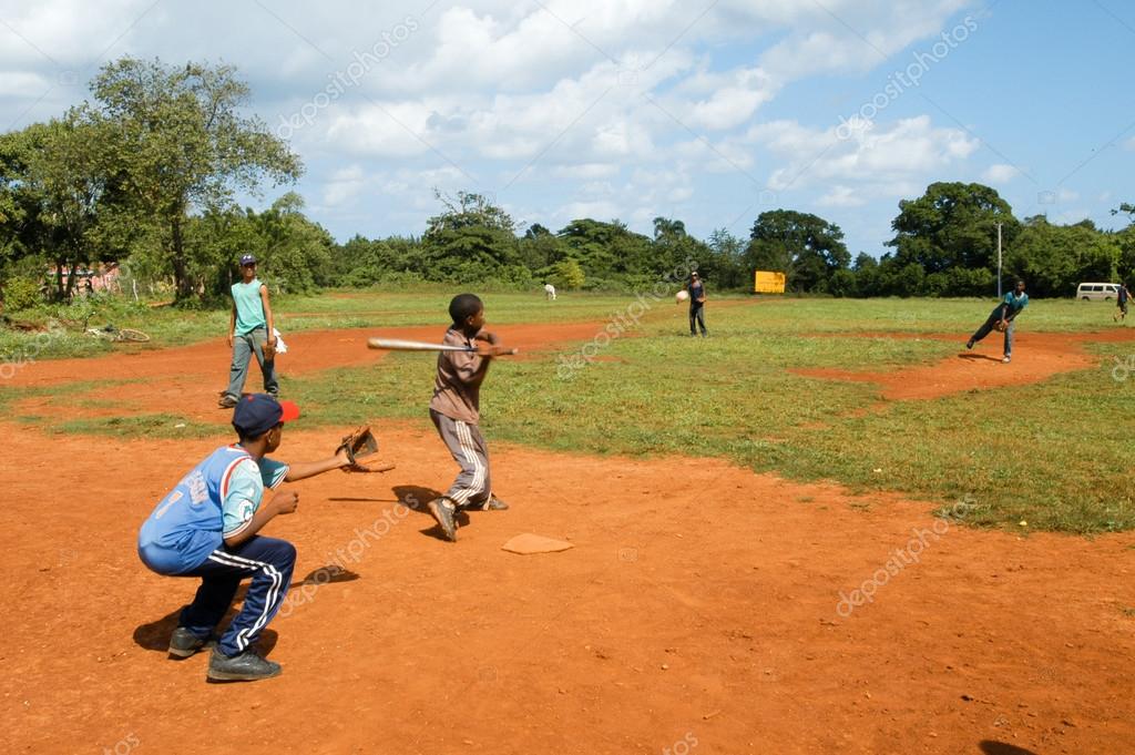 Chicos jugando béisbol en un campo en Las Galeras — Foto editorial de ...