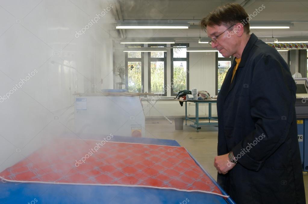 Hombre trabajando en la industria Hugo Boss en Coldrerio — Foto ...